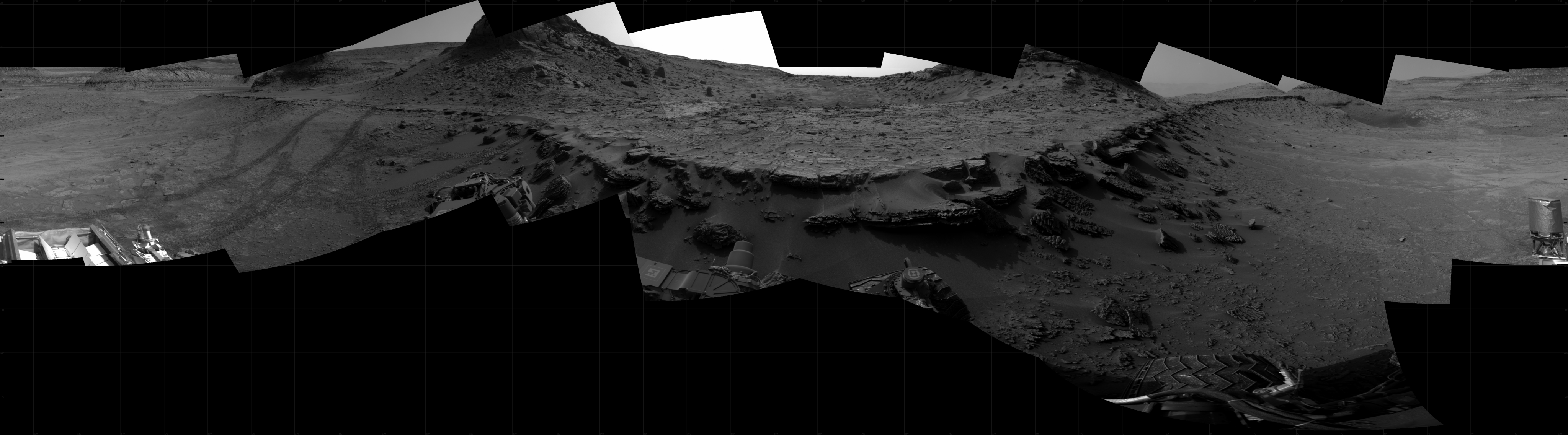 Sol 3687: Right Navigation Camera, Cylindrical Projection - NASA Science