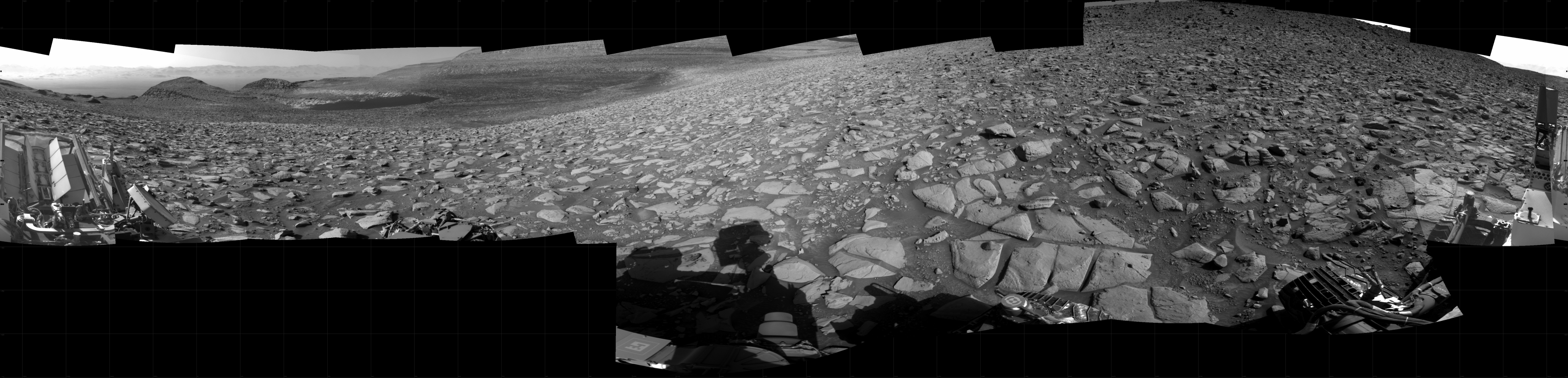 Sol 3931: Right Navigation Camera, Cylindrical Projection - NASA Science