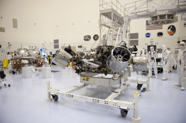 Curiosity Awaits Descent Stage - NASA Science