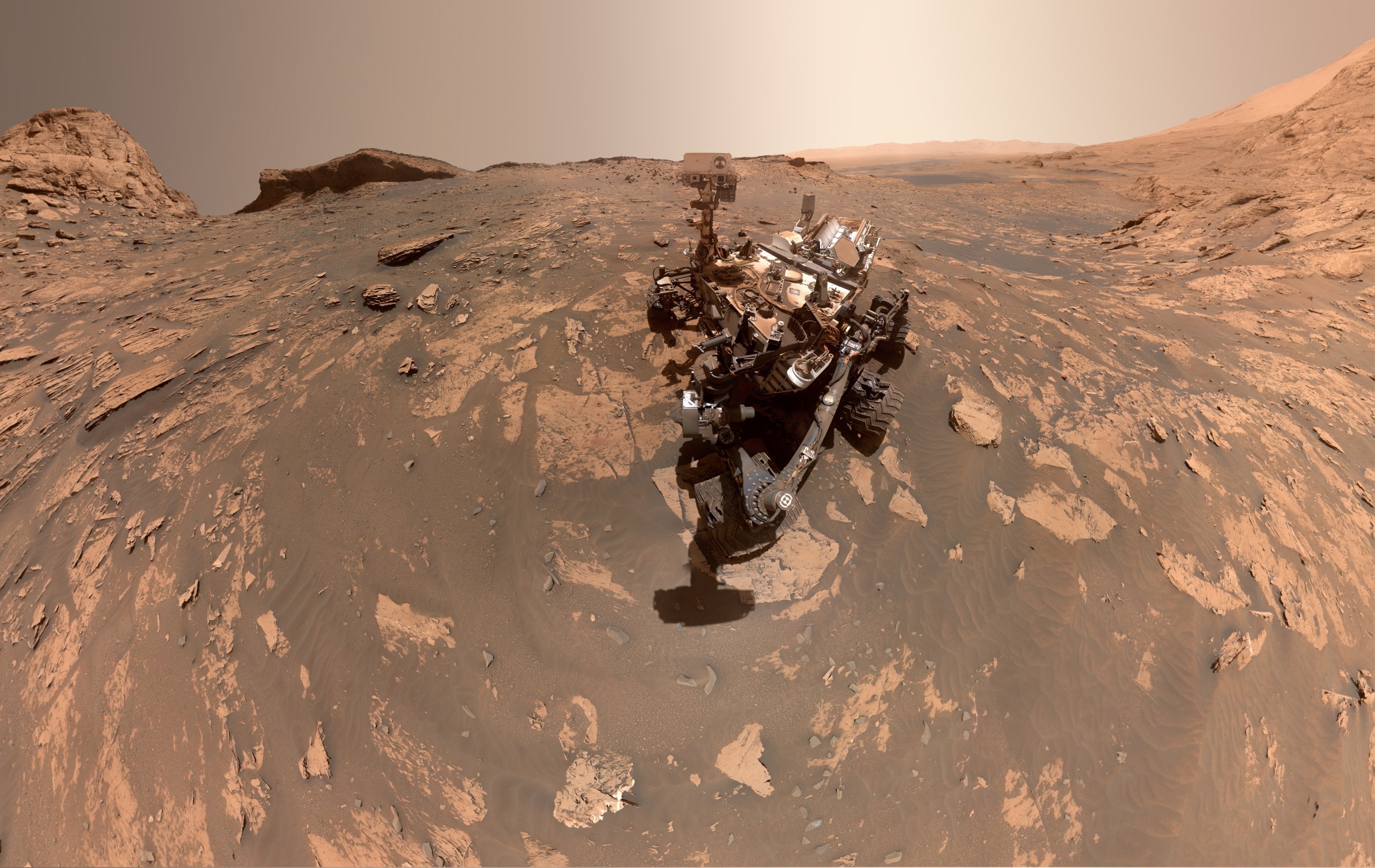 Two Versions of a Curiosity Selfie: Narrow and Wide - NASA Science