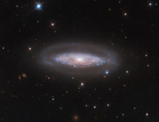Hubble Examines a Busy Galactic Center - NASA Science